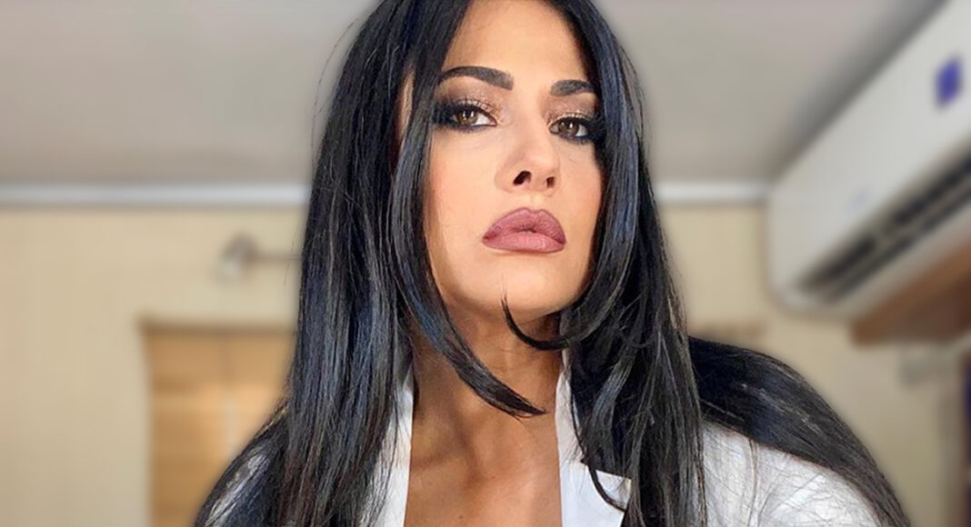 Maria Mazza, a 46 anni la sua bellezza è ancora fatale: tacchi a spillo ...