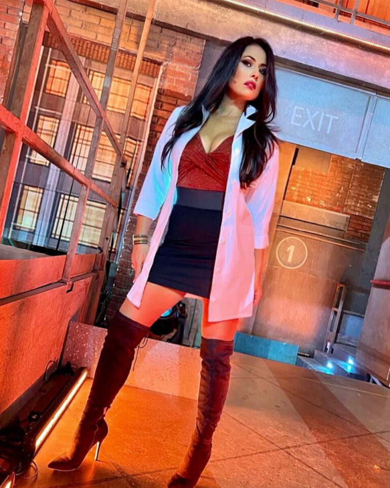 Maria Mazza, a 46 anni la sua bellezza è ancora fatale: tacchi a spillo e scollatura profonda