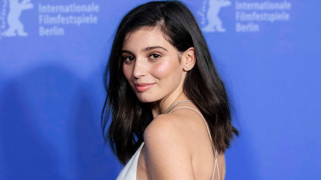 Gaia Girace ancora nostalgica di Lila Cerullo: il suo look ricorda il ...