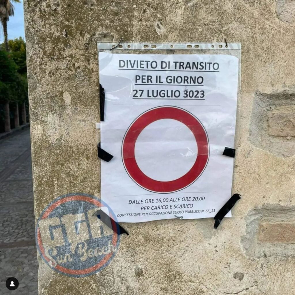 Strada chiusa al traffico, all'ingresso compare il cartello più ...