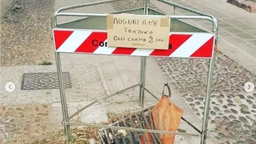 Strada, davanti alla buca sull'asfalto spunta un cartello comico (e ...